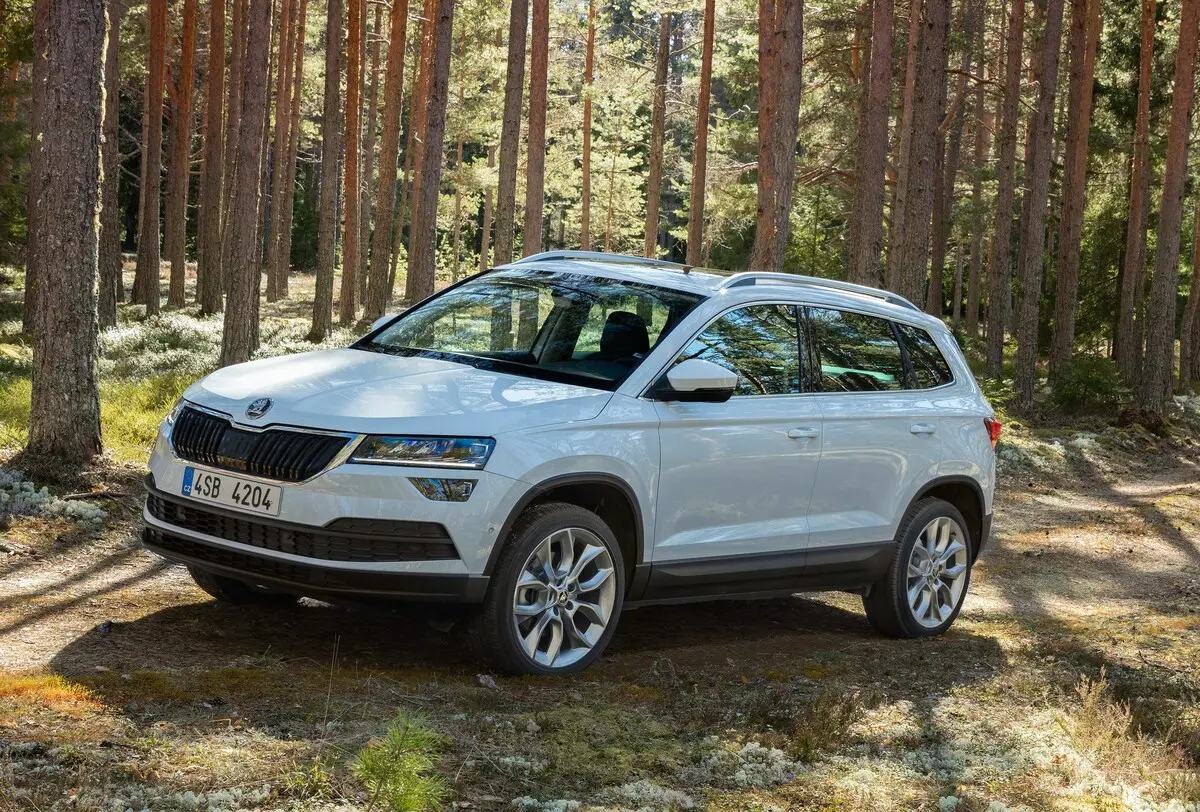 የፕሮቶቶተኞቹ Skoda Karoq የመጀመሪያዎቹ ፈተናዎች: ምቹ, ዘመናዊ, ግን ጫጫታዎች ላይ ጫጫታዎች 42036_2