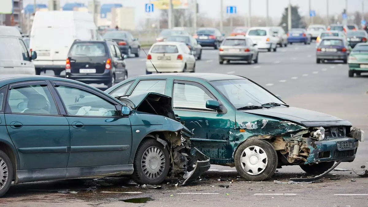 Crash Collir de mașini pe strada urbană