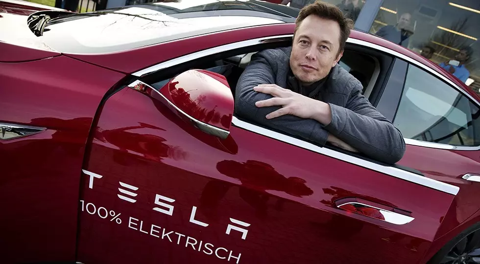 Sur la photo: Masque Tesla Motors Elon