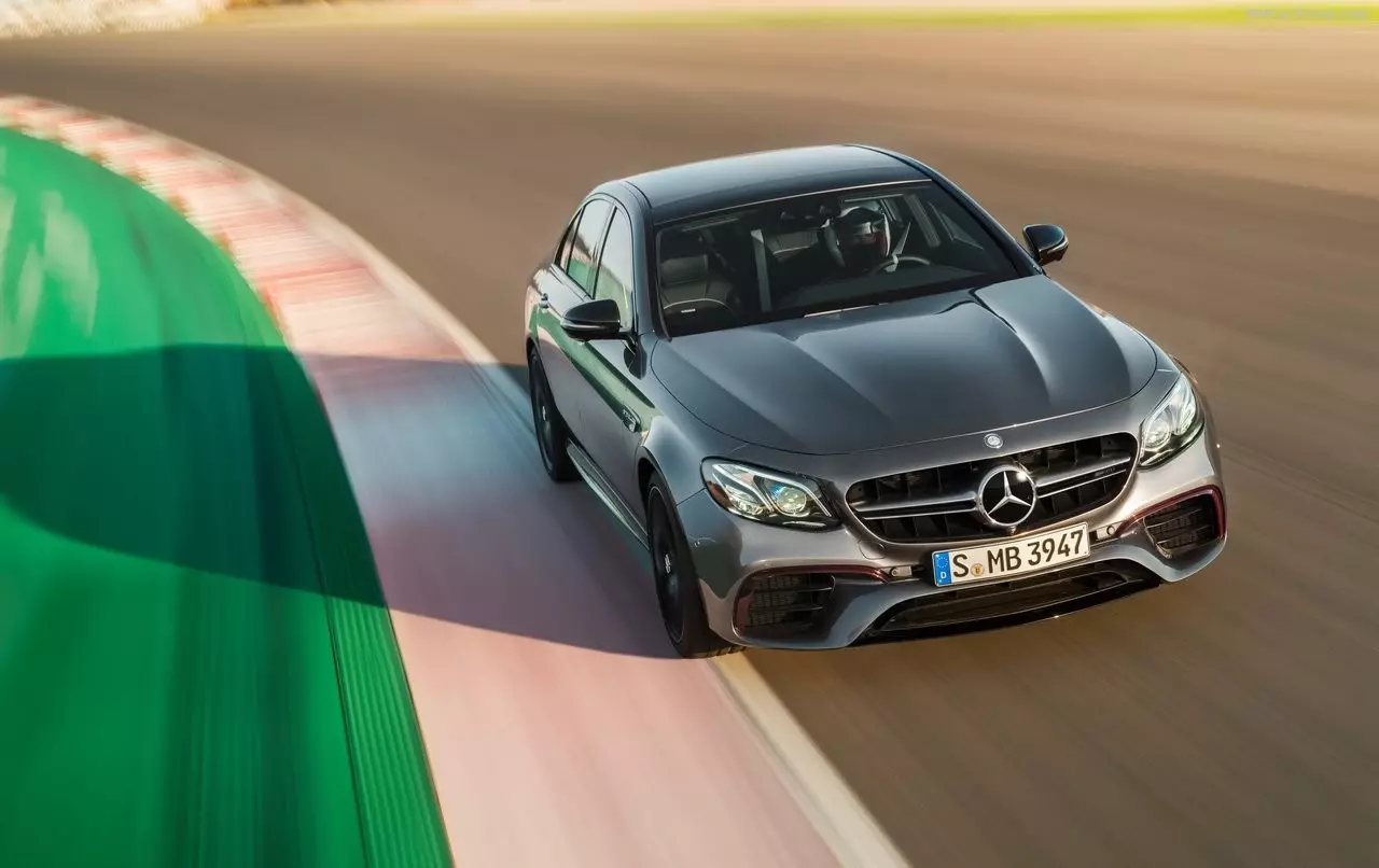 Ujian Mercedes-AMG E63 S pertama: roket yang brutal dan selesa 42339_2