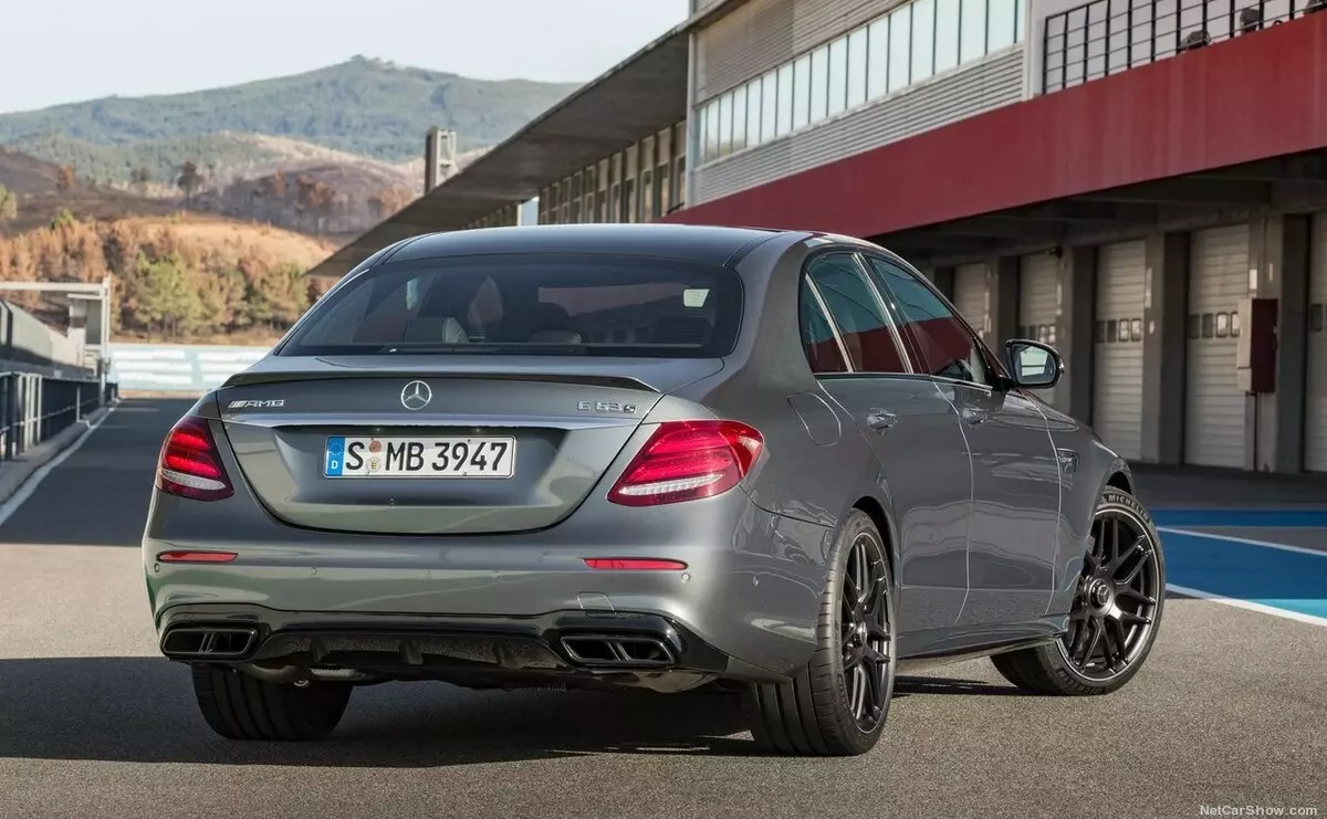 पहिलो मर्सिडीज-Amg e63 s परीक्षण: क्रूर र आरामदायक रकेट 42339_5