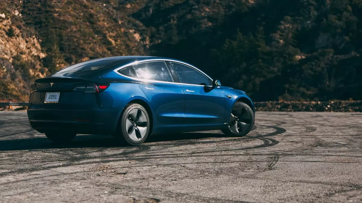 Scam de Ekrano: Test Drive Tesla Model 3 en Usono 42403_1