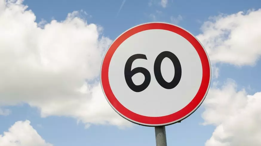Ijubane le-Road Traffic Round Sign Limbating Speed ​​on Blue Sky