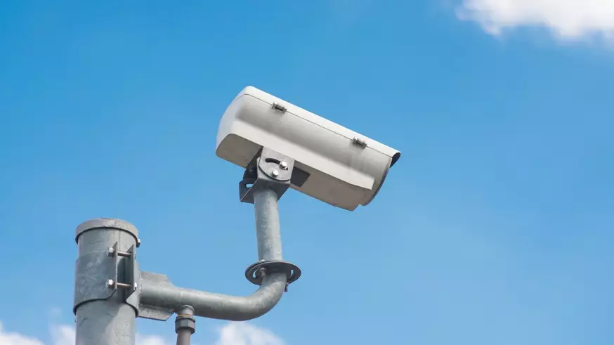 La càmera CCTV de seguretat de trànsit que opera a la carretera que detecta la carretera