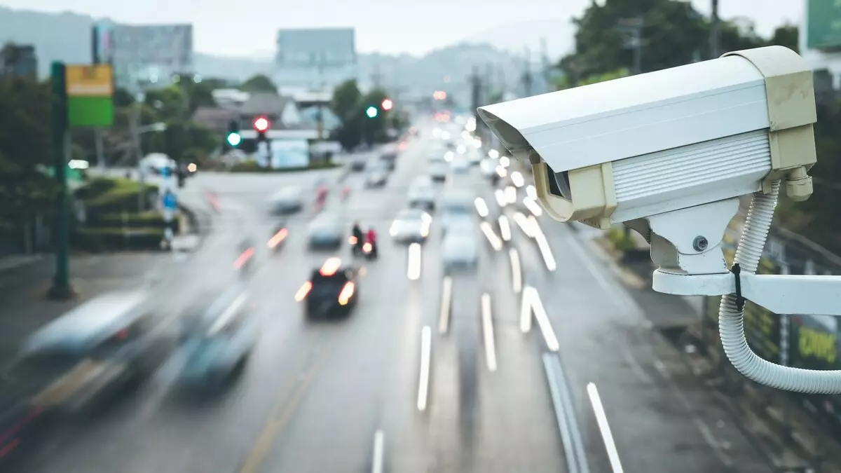 Càmera CCTV de seguretat que opera a la carretera