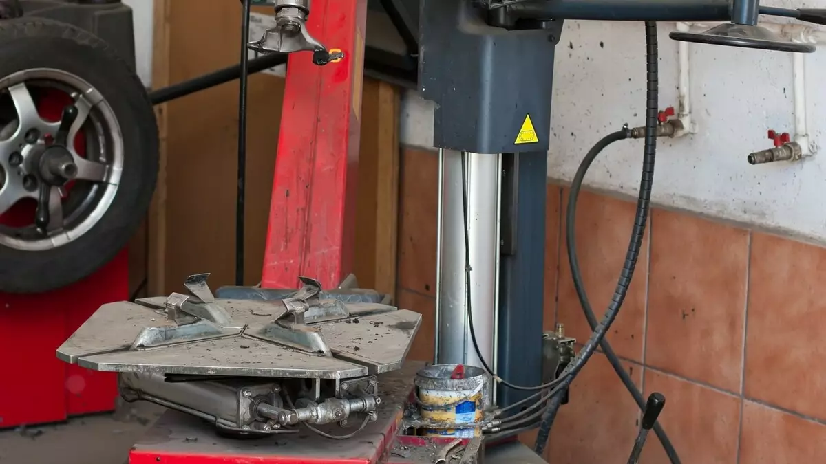 Tire changer device in an automobile repair shop