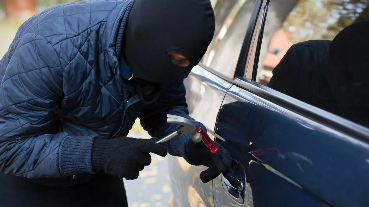 Brekke yn in auto mei hammer