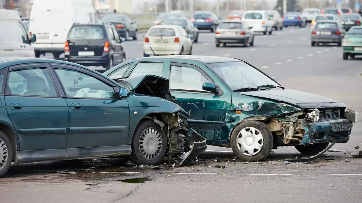 Auto Crash Collirion an der urban Strooss