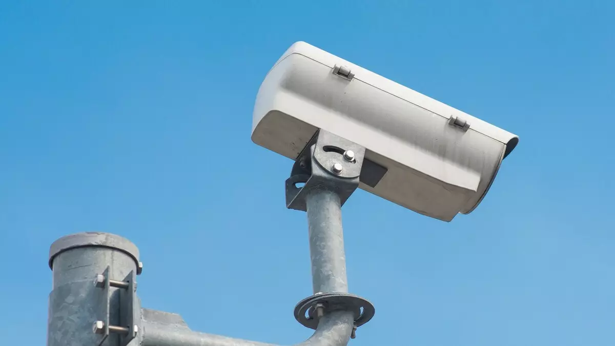 La càmera CCTV de seguretat de trànsit que opera a la carretera que detecta la carretera