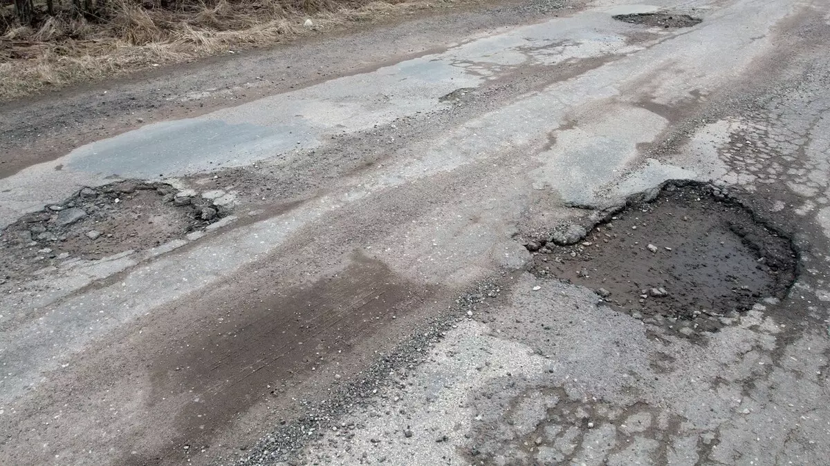Jalan aspal yang rusak setelah musim dingin.