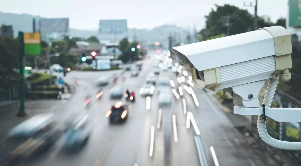 Câmera de segurança CCTV operando sobre a estrada