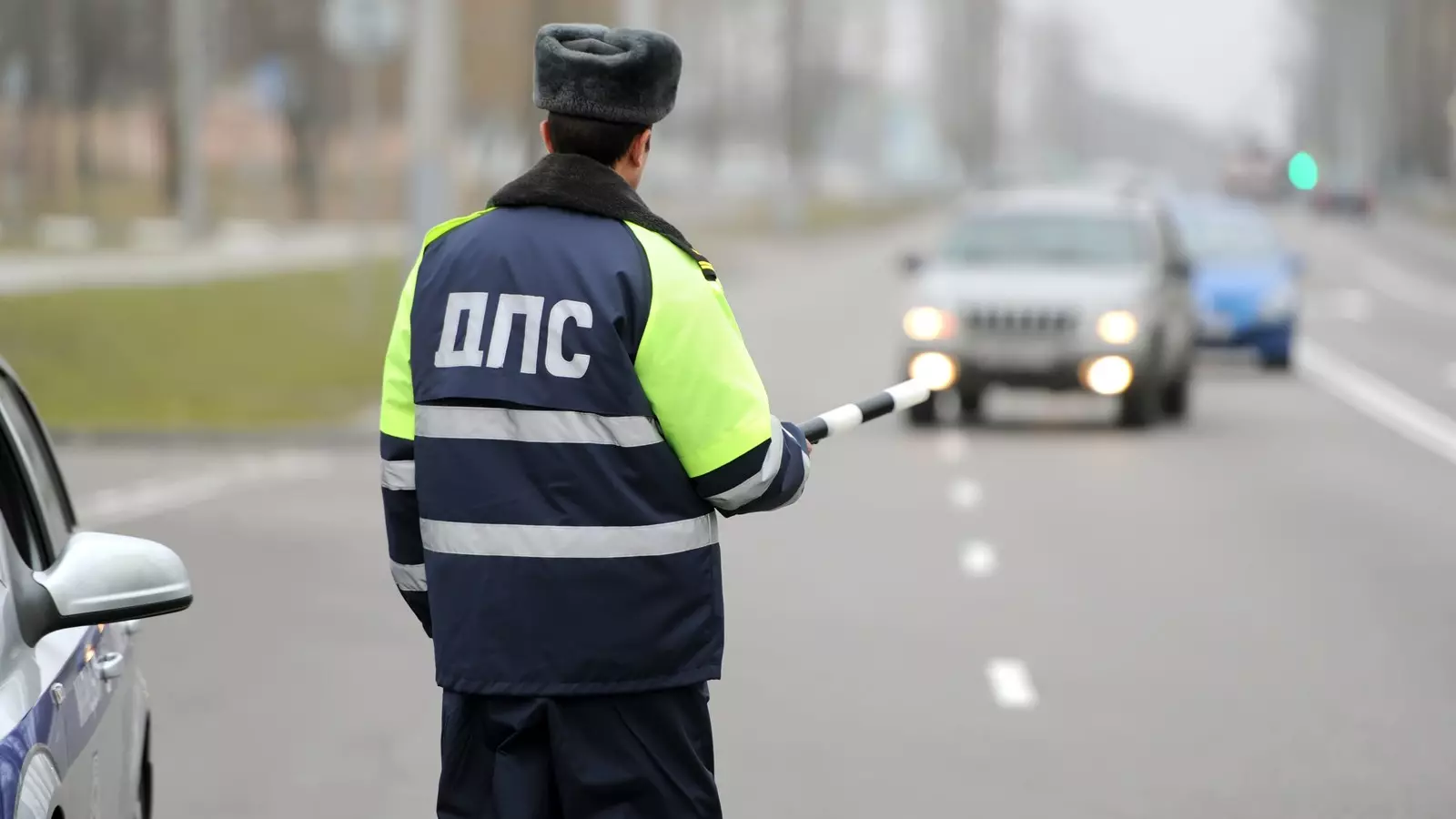 O policial em uma forma de escritório pára o carro