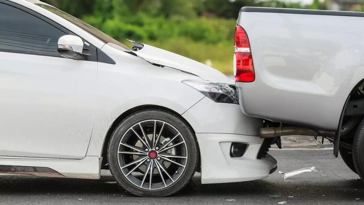 Auto-ûngelok wêrby't twa auto's op strjitte belutsen