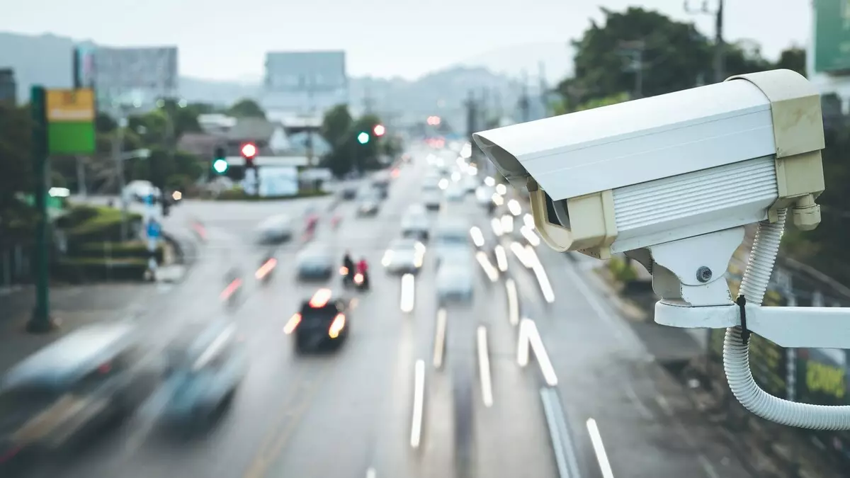 Câmera de segurança CCTV operando sobre a estrada