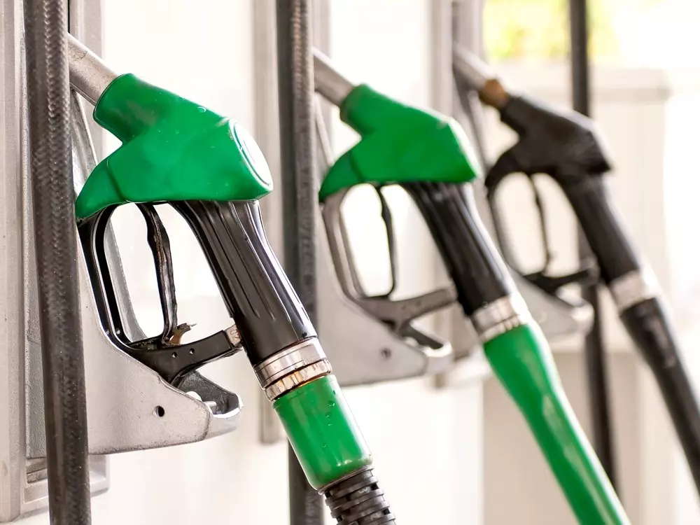Kommisjoner vil fortsette å identifisere forfalsket bensin i regionene i den russiske føderasjonen