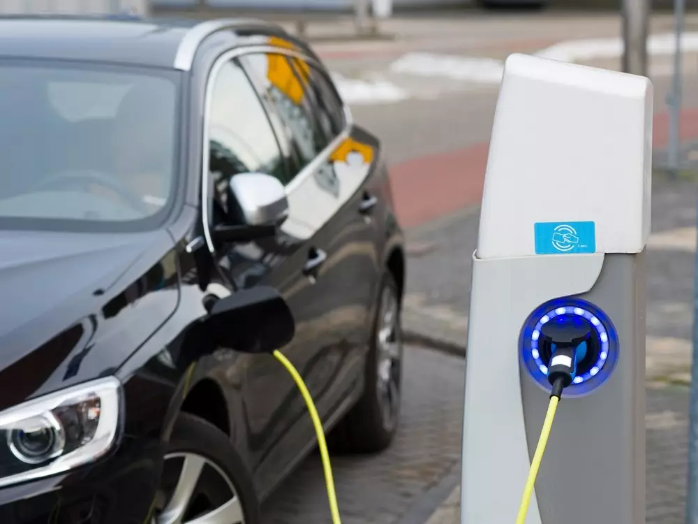 Opladerkolommen voor elektrische voertuigen verschijnen op Russische benzinestations