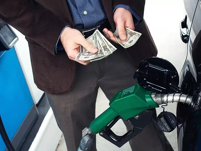 ガソリンは証券取引所に上がった、小売価格の成長が予想される