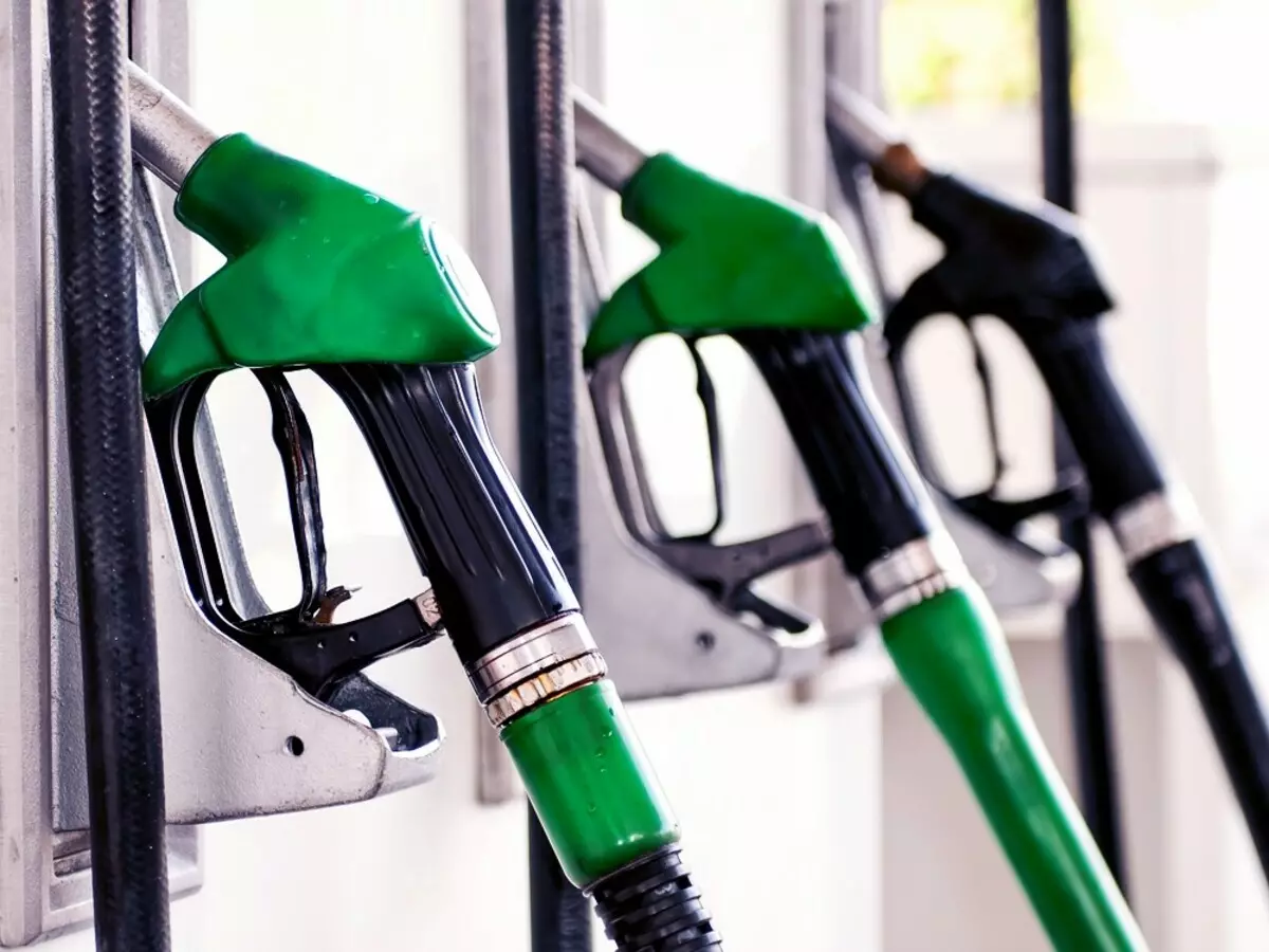 Eksperts: De priis fan benzine kin oant 50 rubles per liter groeie troch de maitiid 2015