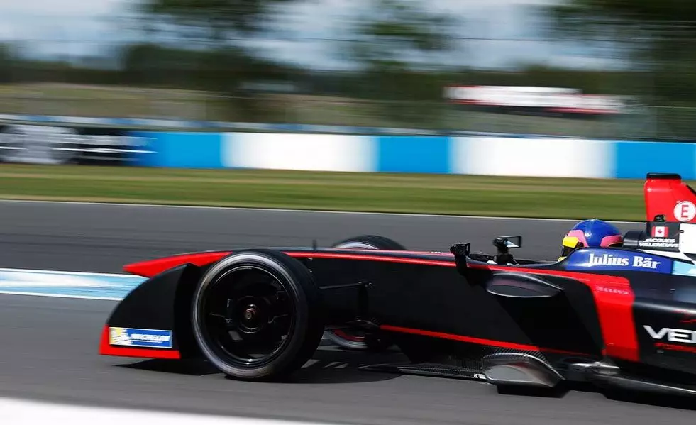 Oficiální testy Formula-E se konaly v parku Donington