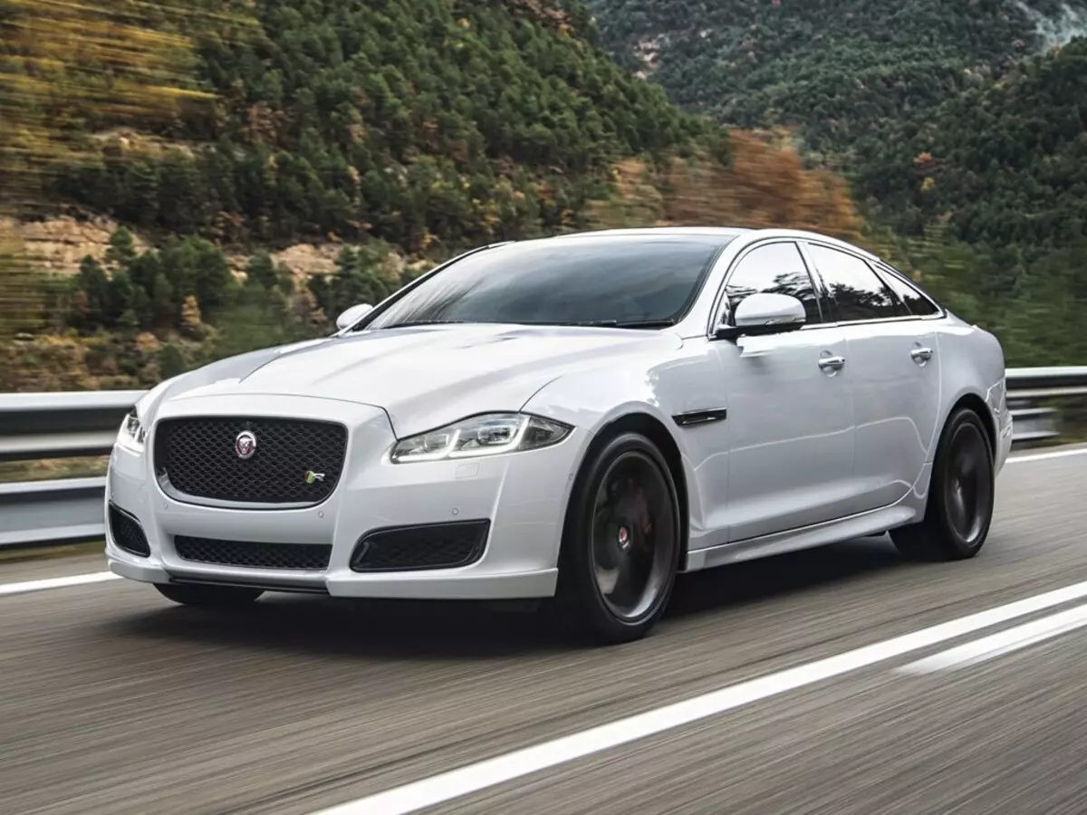 Diweddarodd Jaguar y Sedan XJ moethus