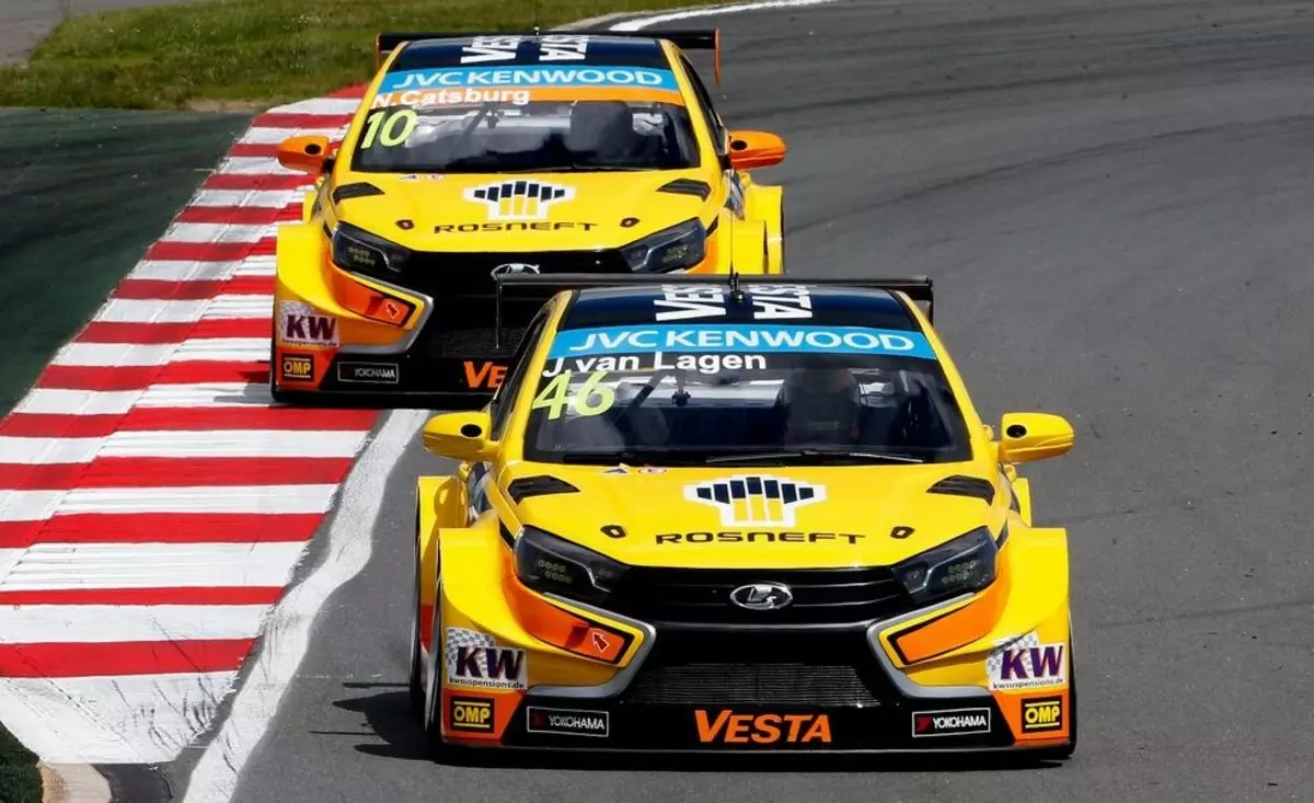 লাদা খেলাধুলা Rosneft WTCC-2015 ঋতু প্রথম পডিয়াম গ্রহণ