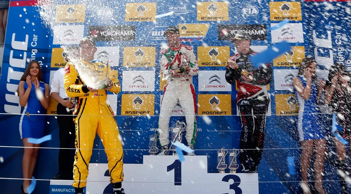 Ang Lada Sport Rosneft gikuha ang una nga podium sa panahon sa WTCC-2015 556_1