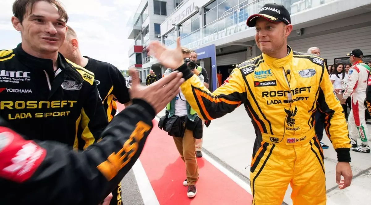 Ang Lada Sport Rosneft gikuha ang una nga podium sa panahon sa WTCC-2015 556_5