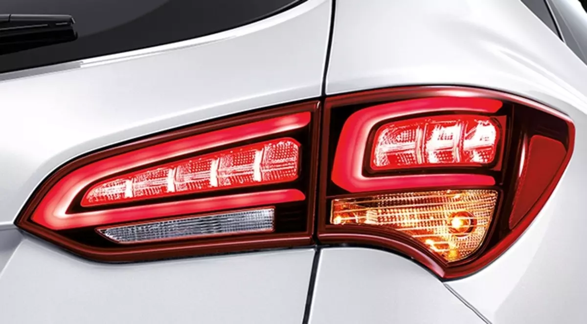 ឆ្នាំ 2016-hyundai-santa-fe-facelift-taillight.jpg