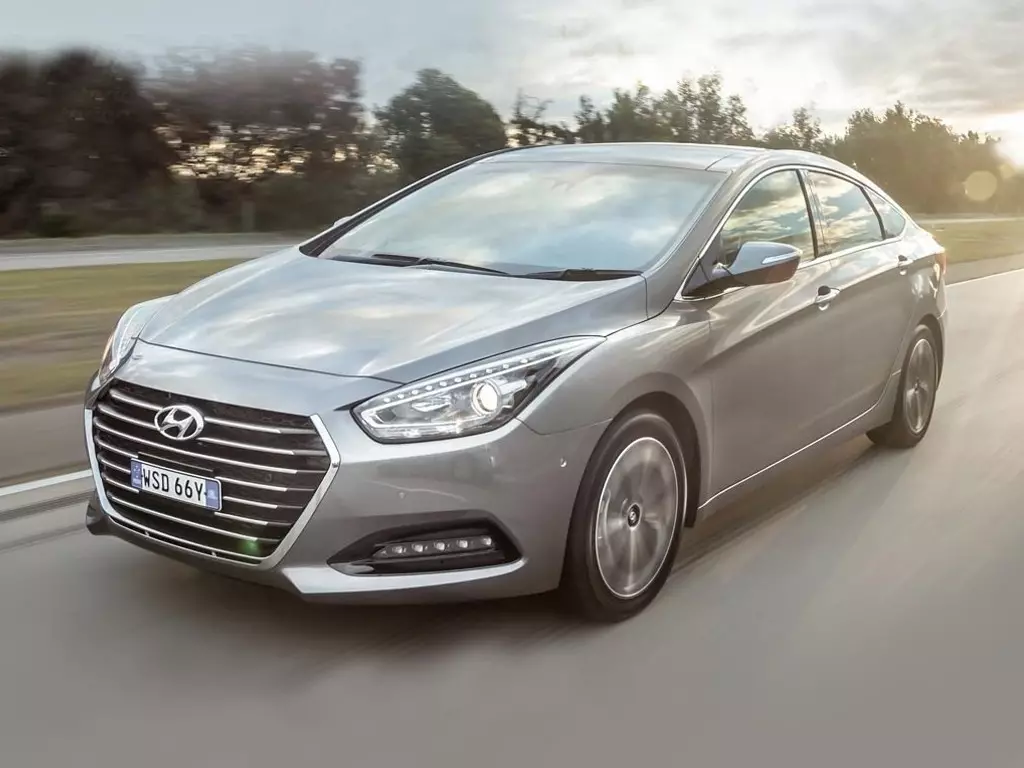 Hyundai I40 survived a light restyling and got a new "automatic"