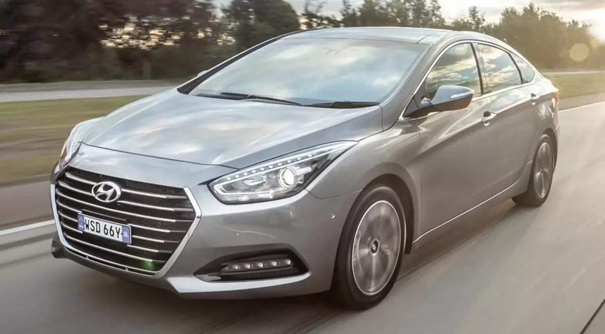 Ang Hyundai I40 nakalahutay sa usa ka light restyling ug nakakuha usa ka bag-ong 