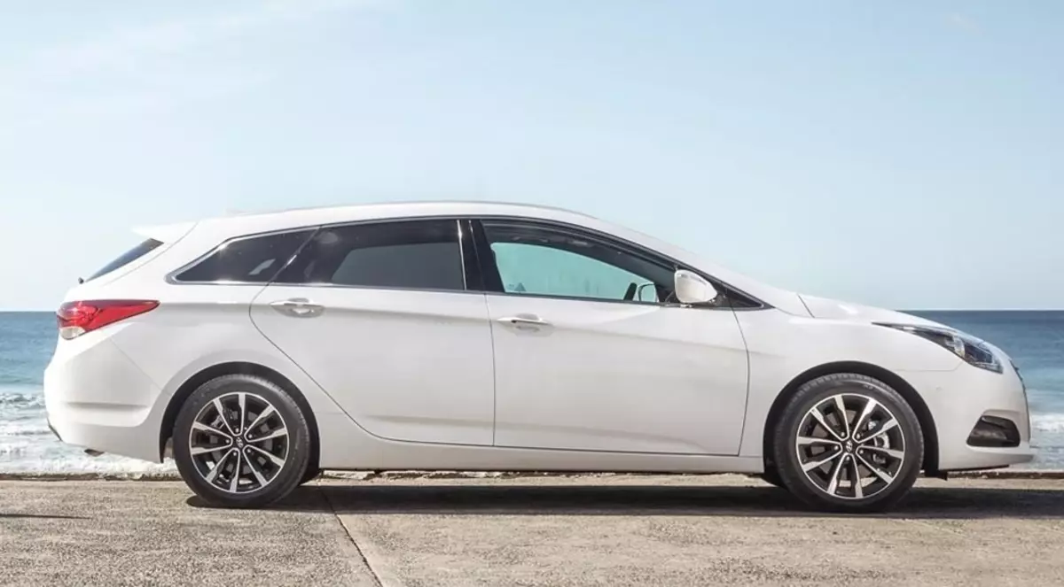 Ang Hyundai I40 nakalahutay sa usa ka light restyling ug nakakuha usa ka bag-ong 