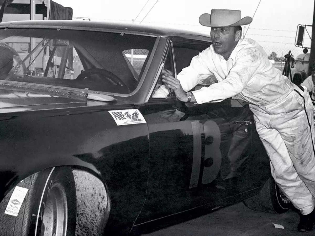 Besar-ctrs_1003_09_smokey_yunick.jpg.