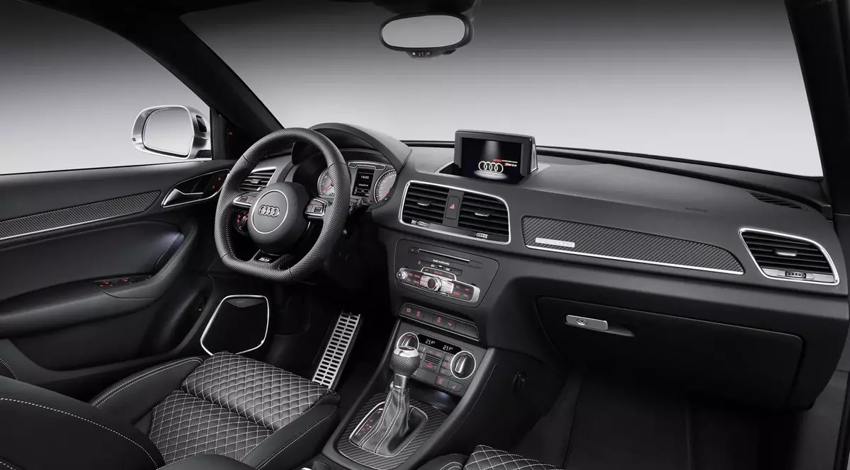 러시아에서는 업데이트 된 크로스 오버 Audi Q3에 대한 명령을 받기 시작했습니다. 6056_15