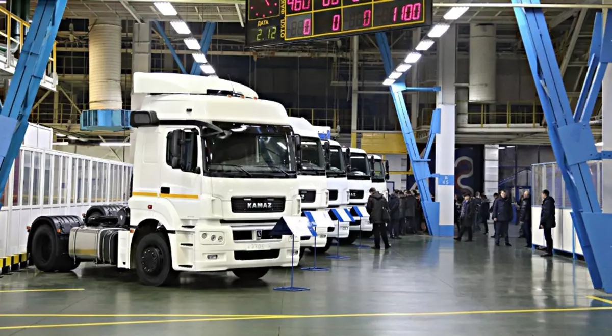 Si Unmanned Kamaz moadto sa dalan