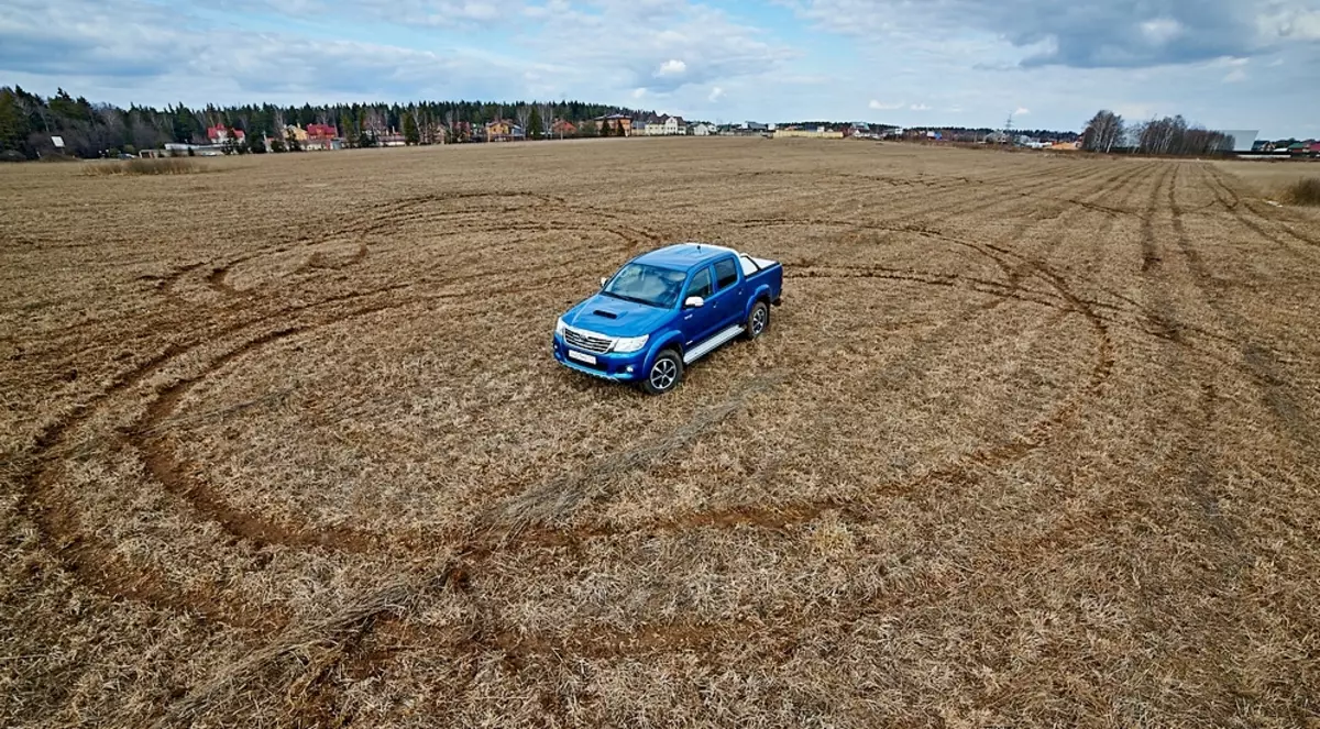 Тест драйв Toyota Hilux: Zen-pickup 623_18