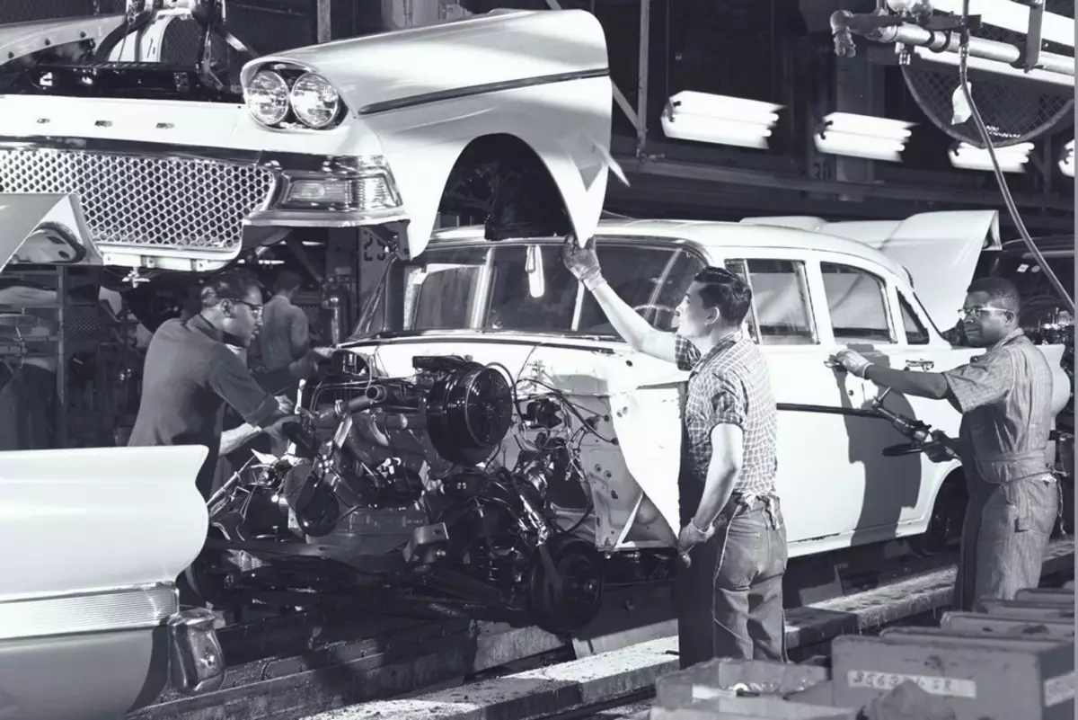 Ford_rouge_complex_Assembly_line_3.jpg.