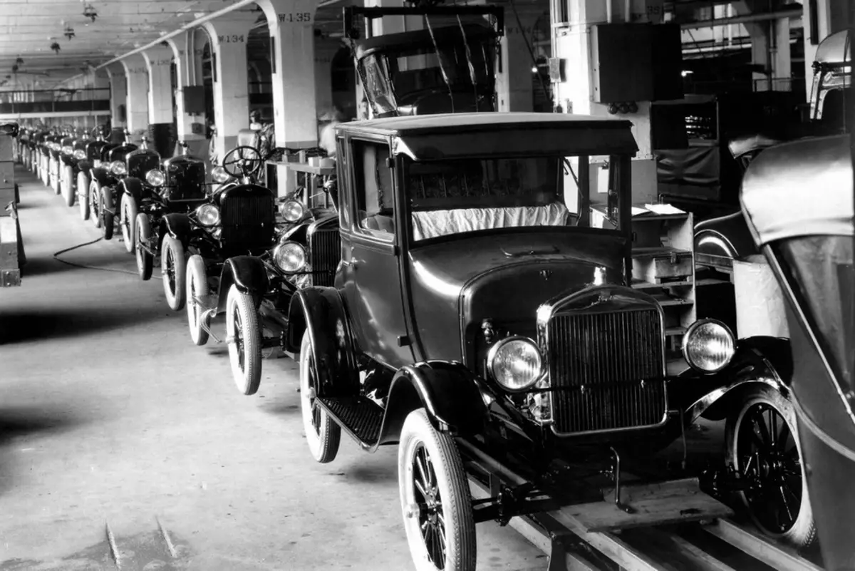 Ford_rouge_complex_assembly_line_1.jpg.