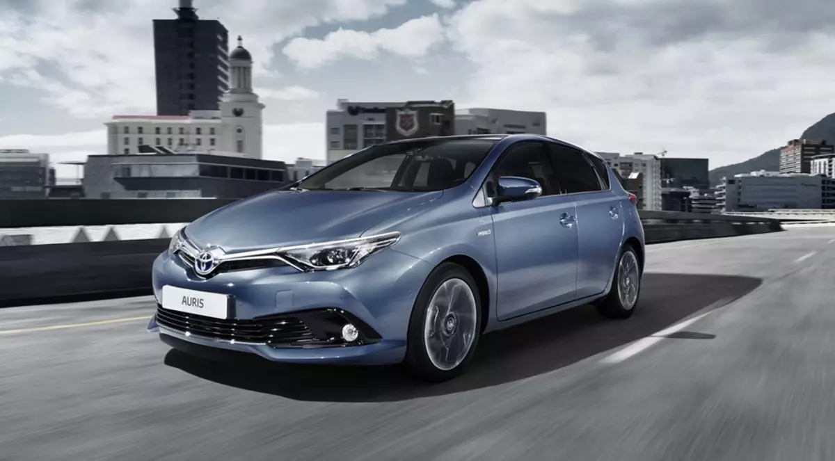 Dywedodd Toyota wrth bawb am linell modur yr auris diweddaru 721_1