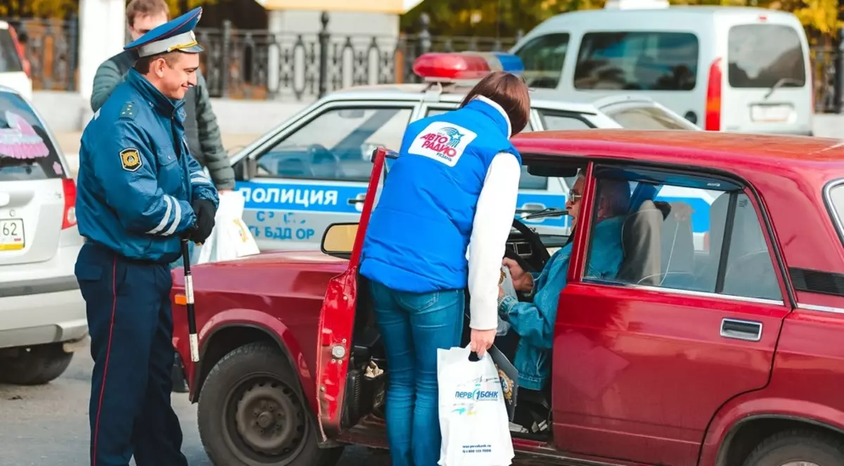 # Målningar: artig trafik polis och icke-harmoni bränsle aptit lada 4x4 7607_2