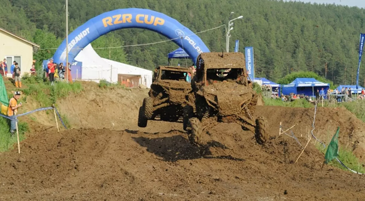 Doirse ag snámh RZR Camp