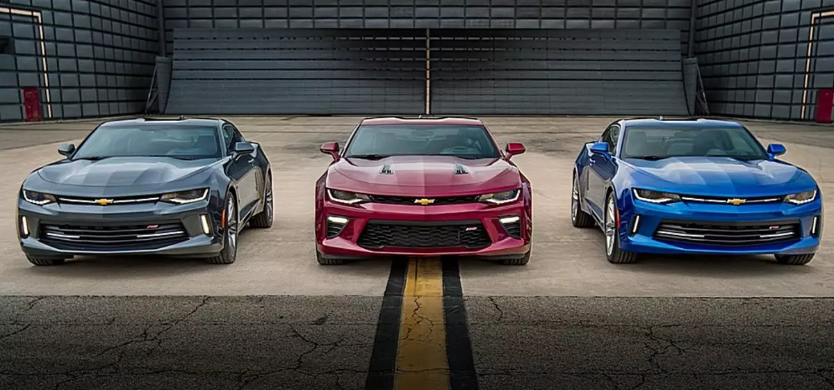 Nový Chevrolet Camaro: Štyri valcový poník-Car alebo Six-litrové monštrum?