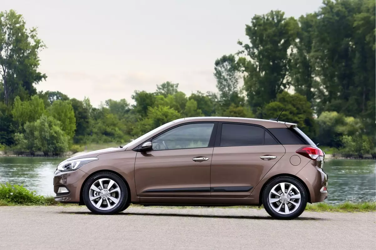 Hyundai I20 na-efegharị na ọkwa nke ọkụ 7829_2