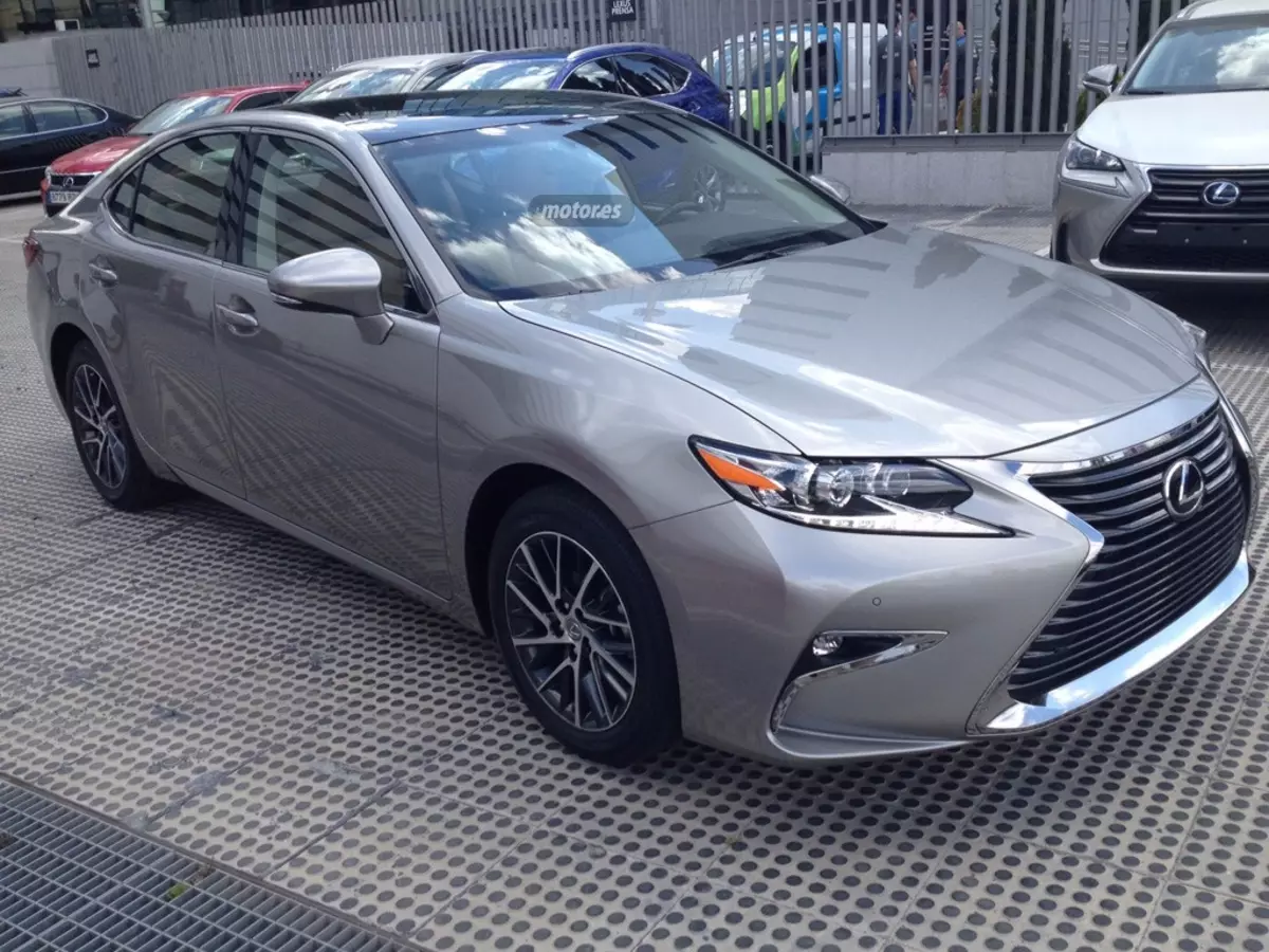 Lexus es 250 Errusia argazkilarien lenteetara erori zen