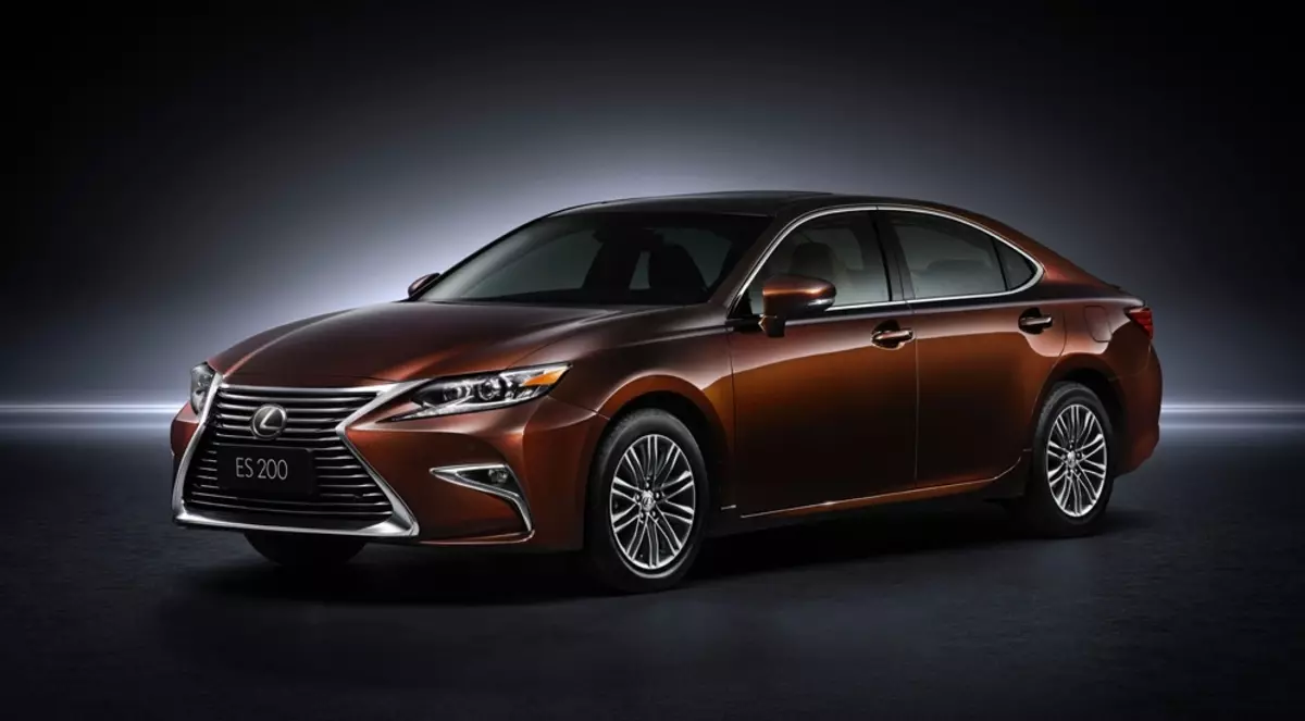 Lexus ES 250 Venemaa jaoks langes fotograafide objektiivideks 786_4