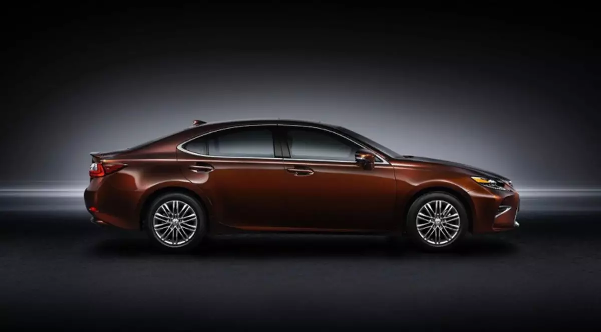 Lexus ES 250 для Росії потрапив в об'єктиви фотографів 786_6