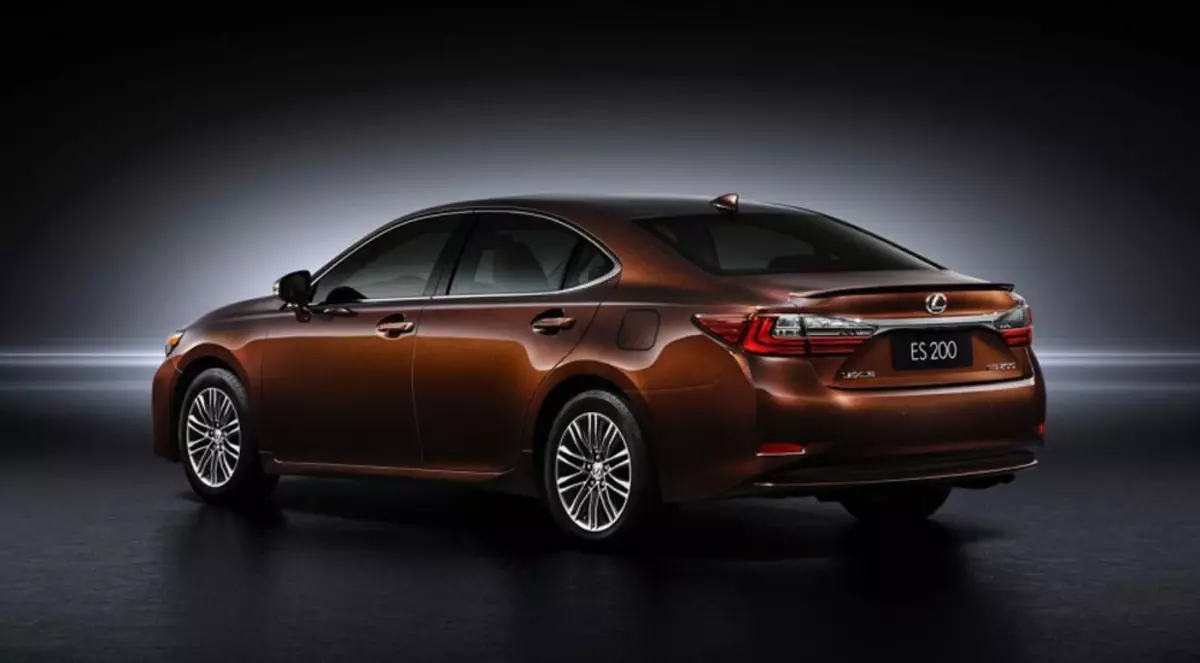 Lexus ES 250 Venemaa jaoks langes fotograafide objektiivideks 786_8