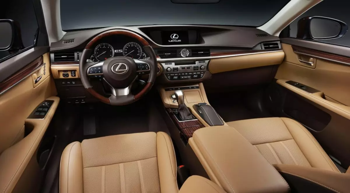 Lexus ES 250 dla Rosji wpadł w soczewki fotografów 786_9