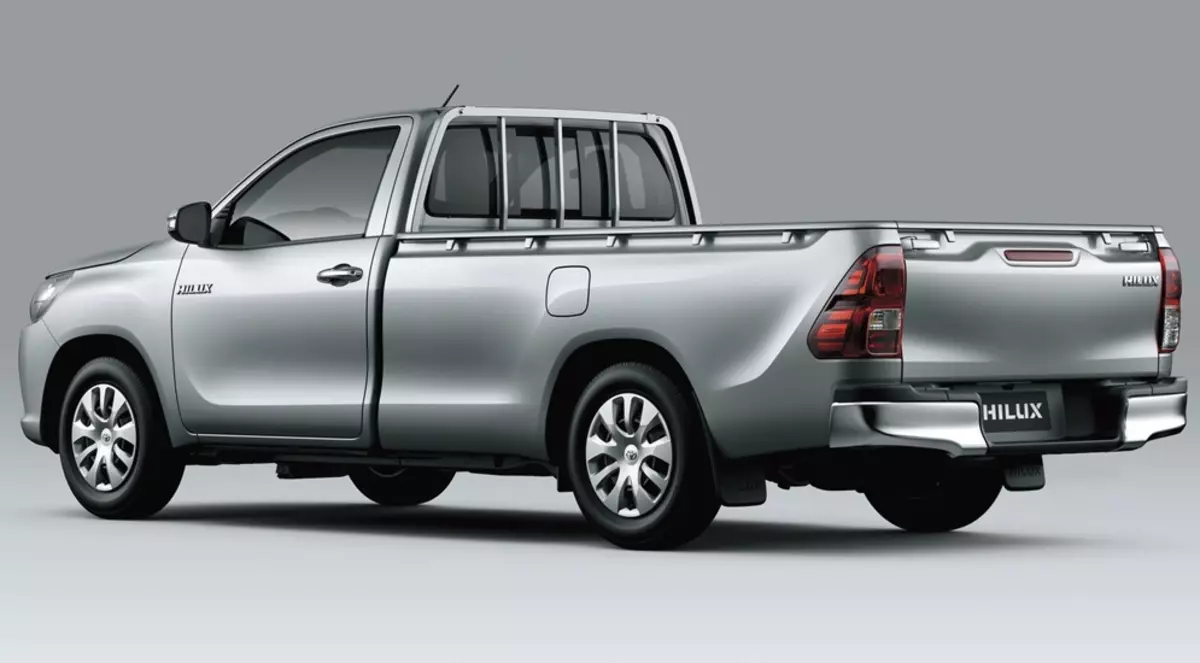 Toyota sot iwwer den Interieur an Aarte vun de Kierper vun der aktualiséierter Hilux 791_6