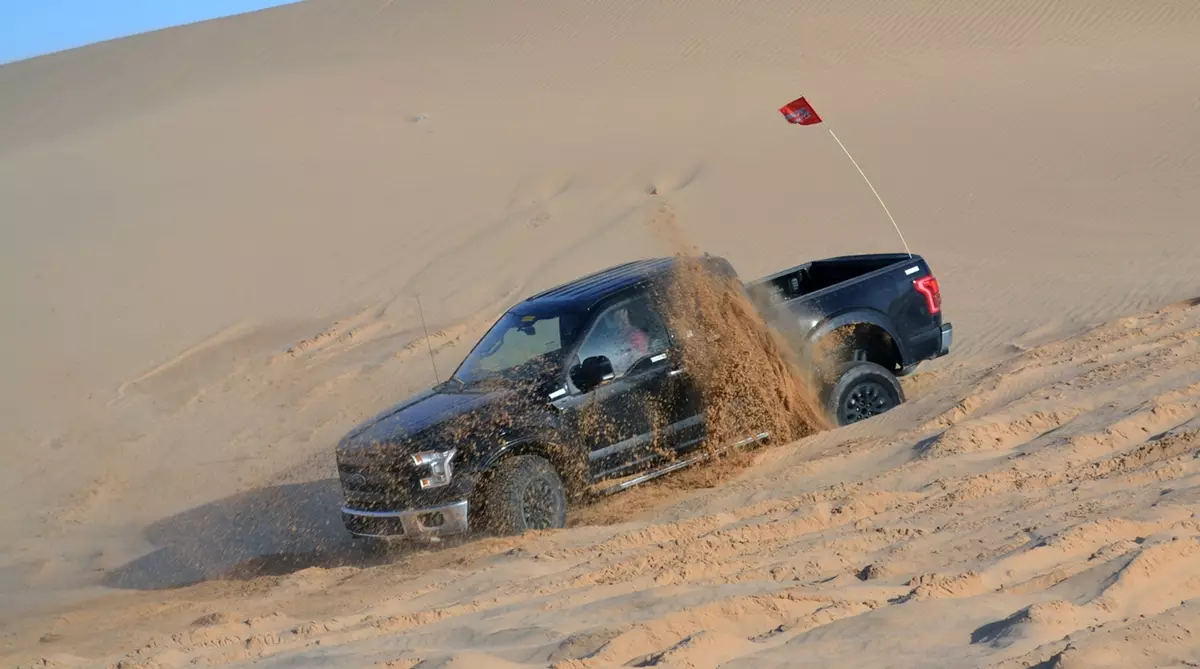 Raptor Ford F-150 baru telah melewati tes gurun