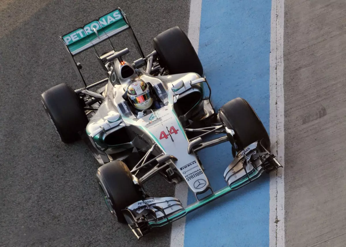 Si Lewis Hamilton ug Mercedes miuyon